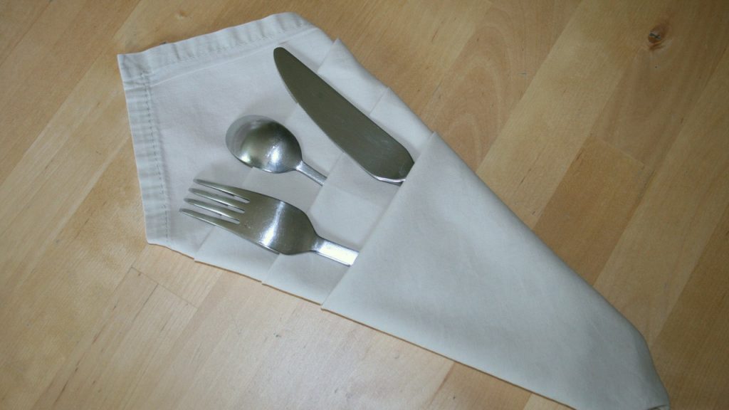 Pliage serviette papier range couvert - fleur de passion